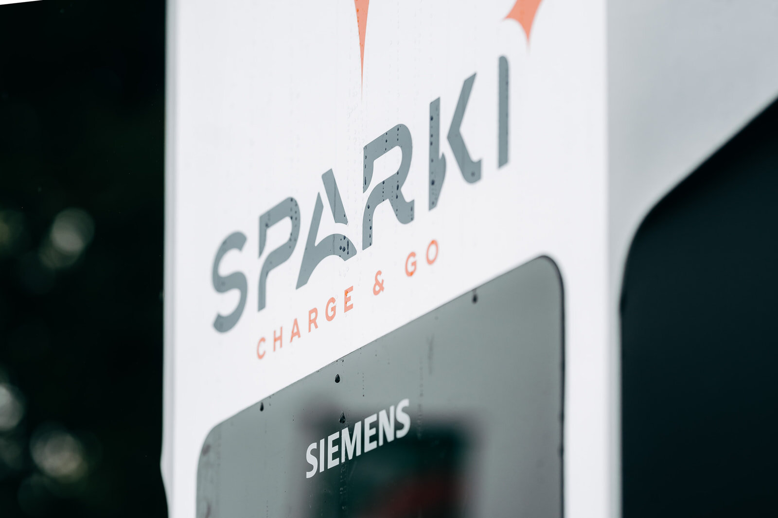 Eerste ultrasnelle laadstation van SPARKI - Buurtsuper